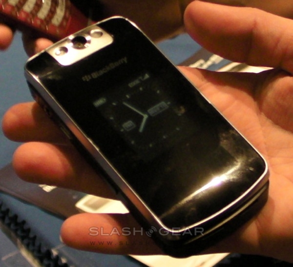 BlackBerry Pearl Flip 8220 Hands-On Photos & Video - SlashGear
