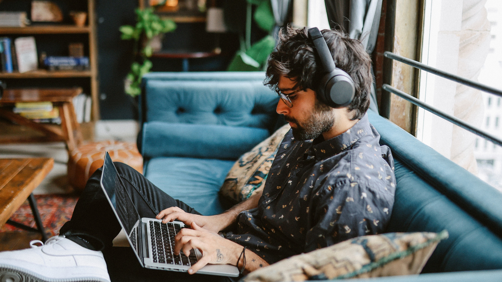 12 Must-Have Gadgets For Remote Workers Who Love To Travel