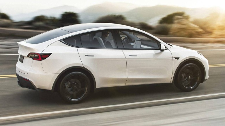 2021 Tesla Model Y Standard Range Rwd Model Debuts At 41 990 Slashgear