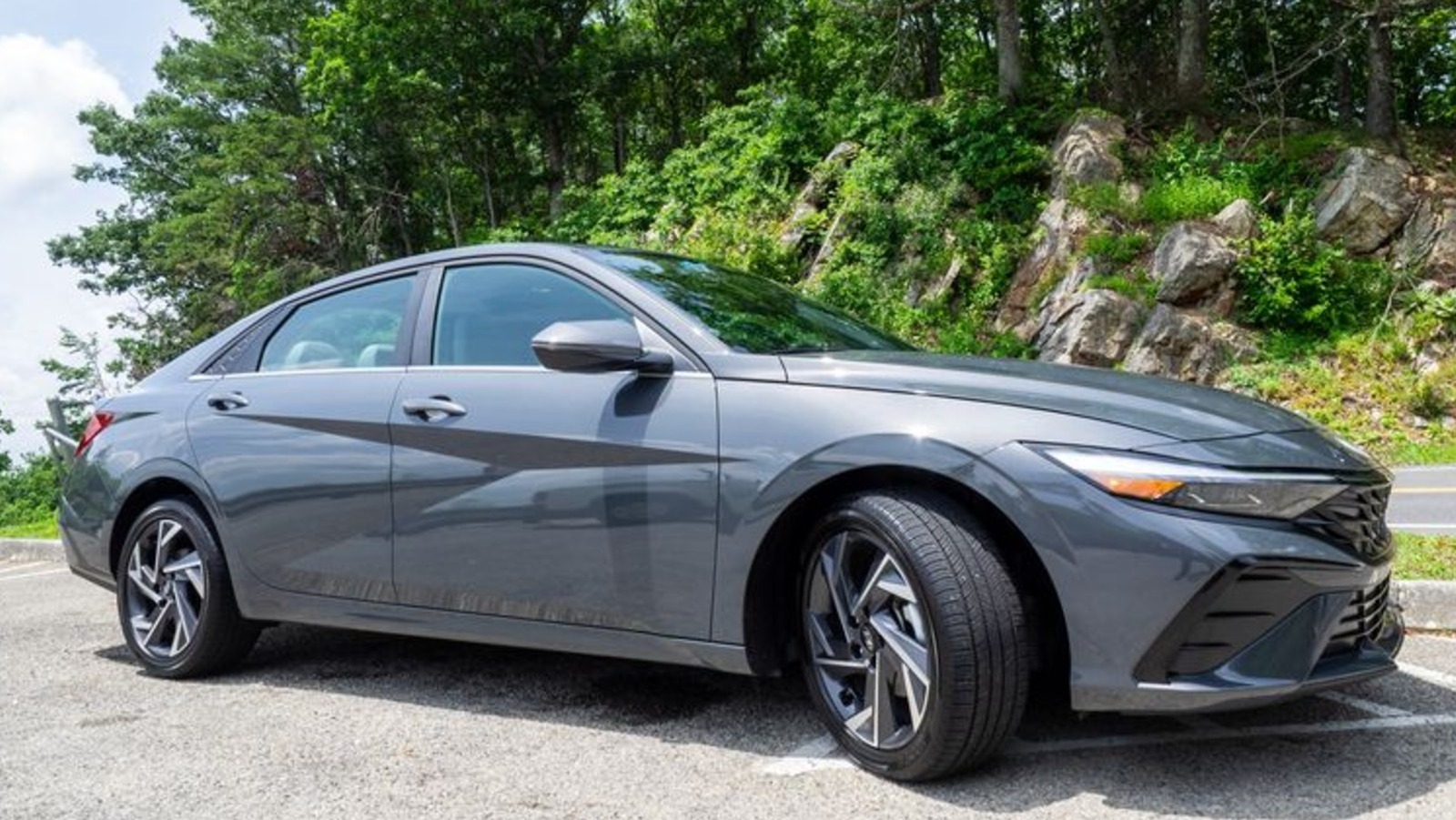 2025 Hyundai Elantra Hybrid Review, Specs, Pricing, And Performance