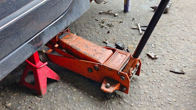 4 Dangerous Mistakes People Make When Using A Floor Jack And Jack Stands