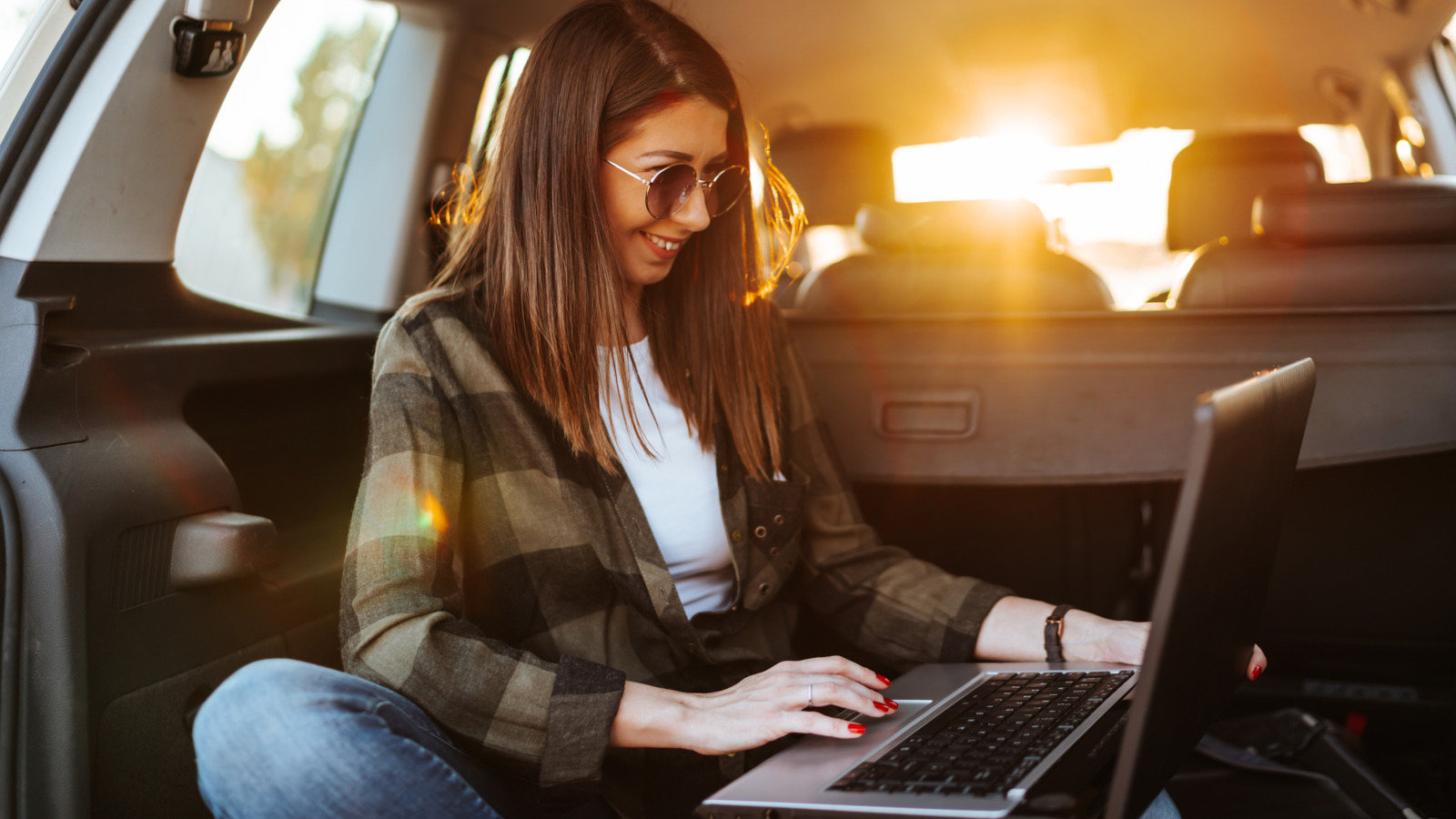 6 Gadgets To Make Laptop Work Comfortable In Your Car