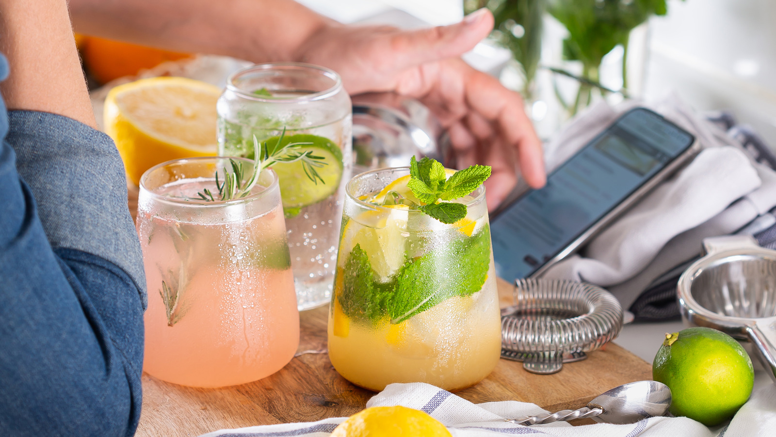 6 iPhone Mixology Apps Every Amateur Bartender Should Have