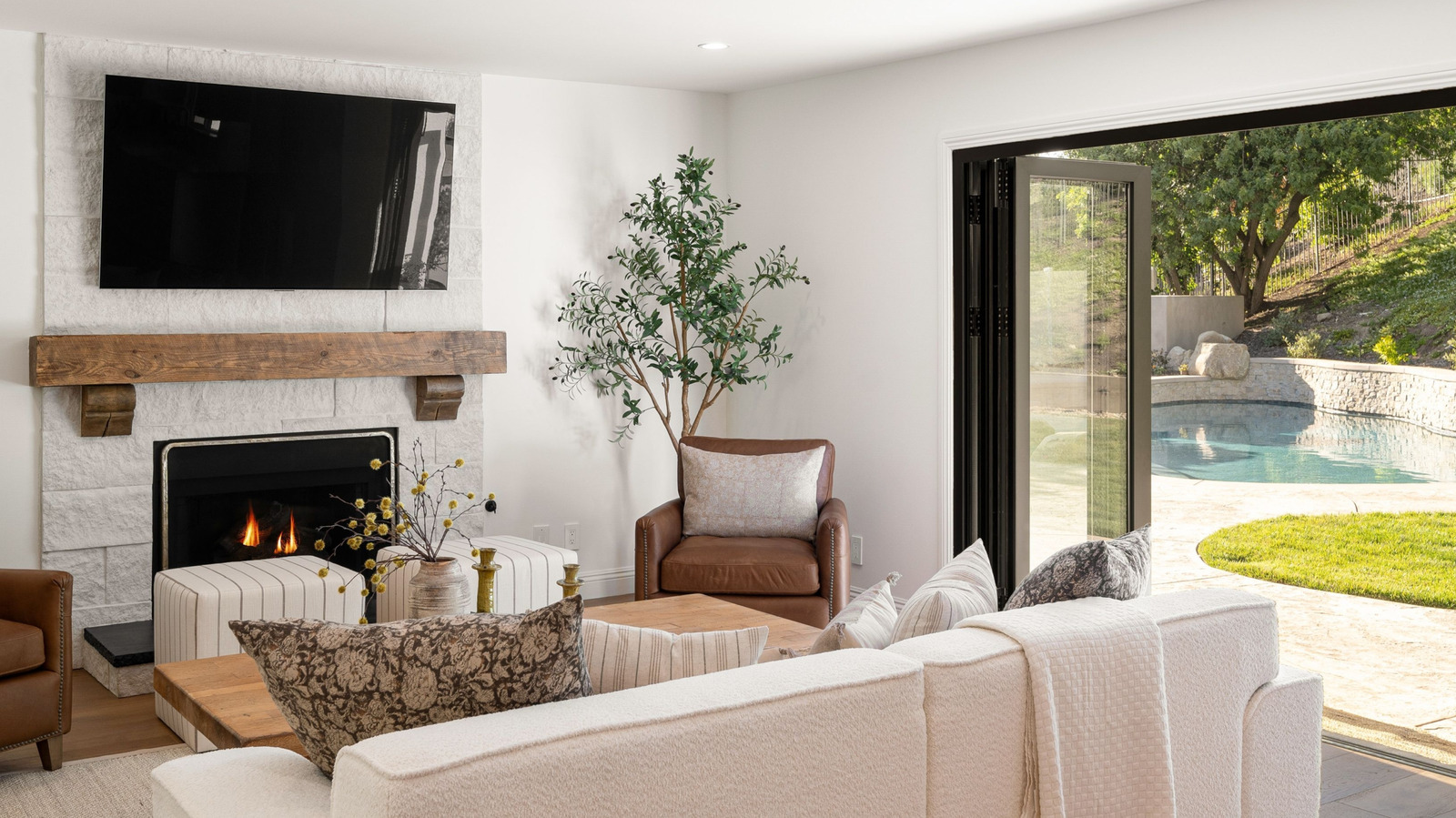 6 Of The Best TVs For Bright Rooms