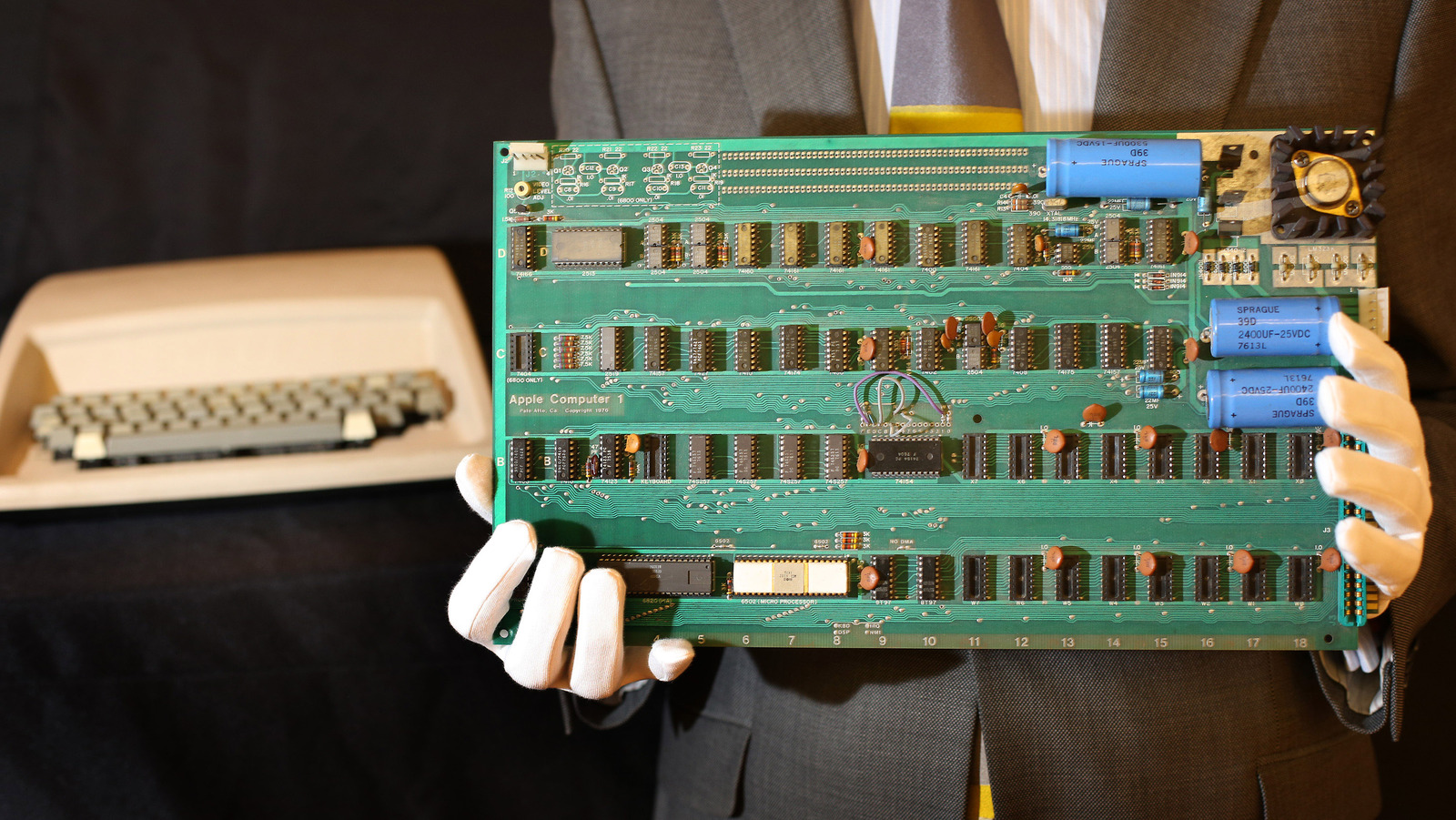 Alleged Apple-1 Prototype That Belonged To Steve Jobs Goes Up For ...