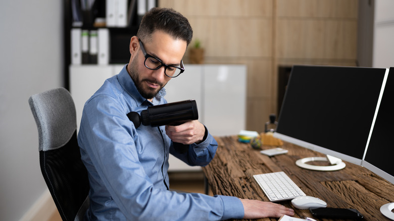 4 Of The Best Massage Guns You Can Find On Amazon (According To Reviews)