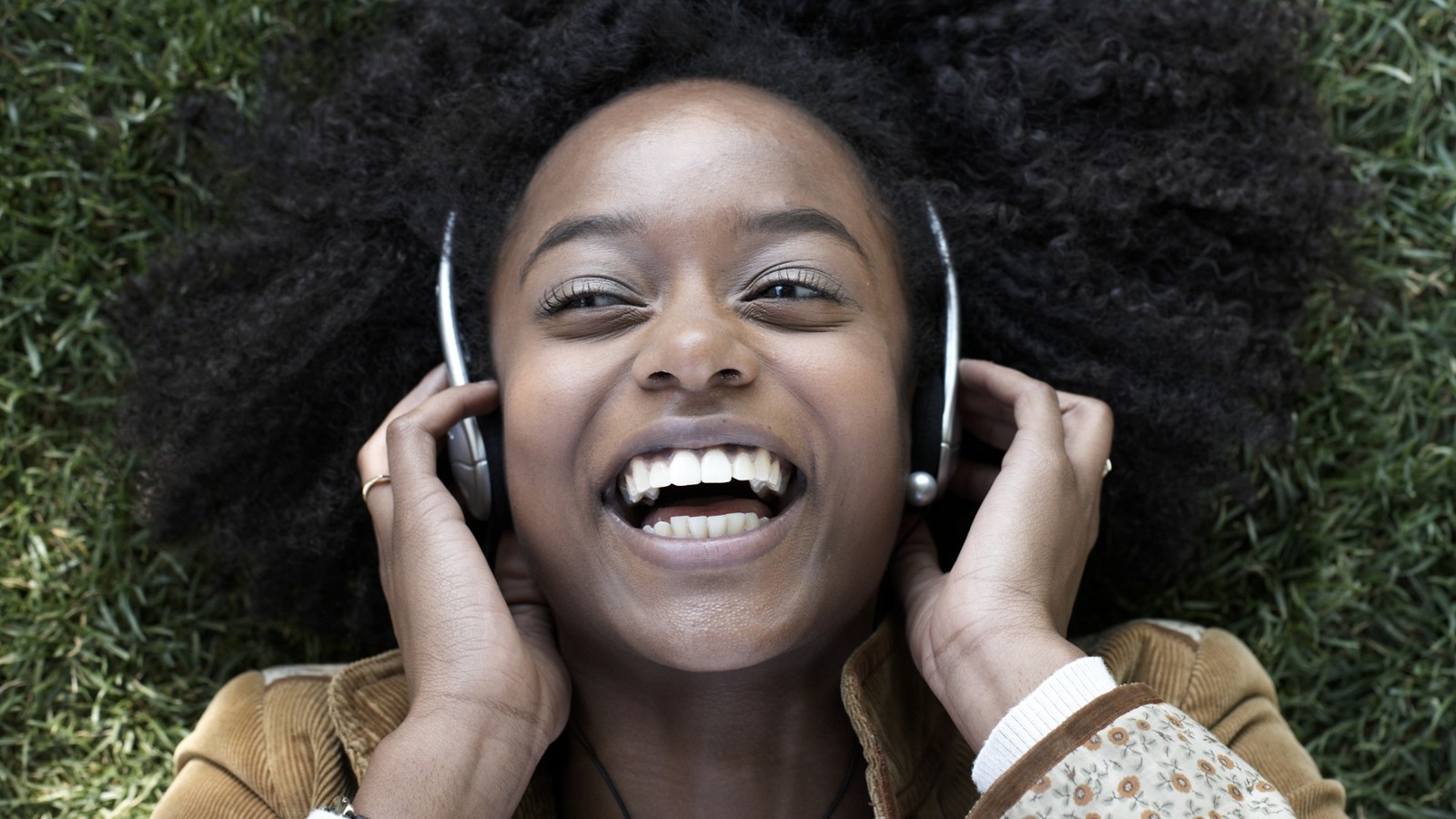 Closed Back Vs. Open Back Headphones: What's The Difference?