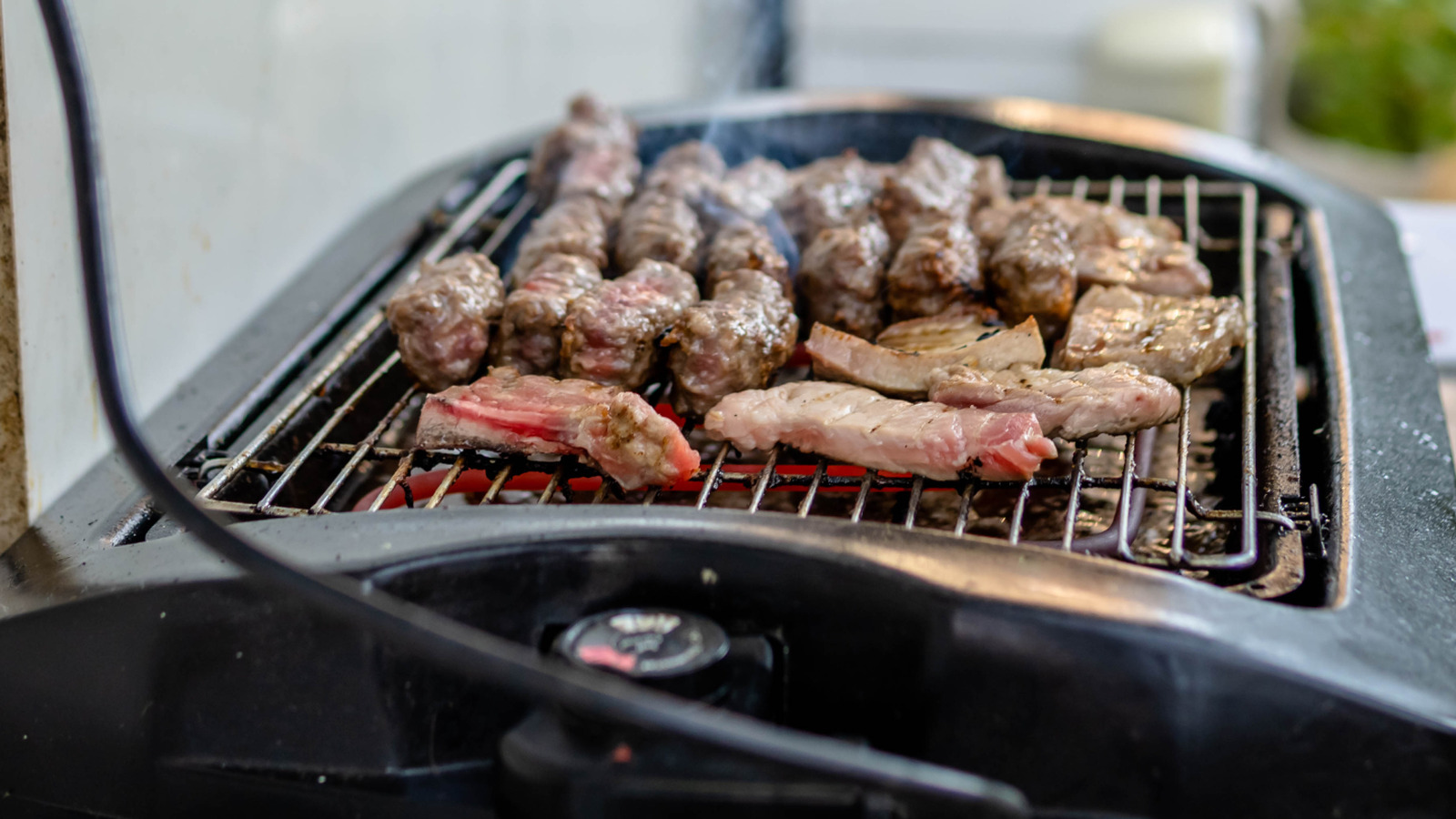 Here Are The Pros And Cons Of Using An Eco-Friendly Electric Grill