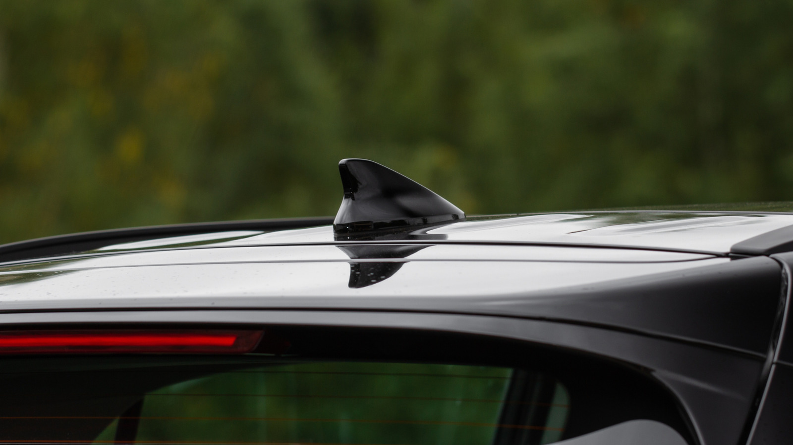 Here's What That Little Shark Fin On The Top Of Your Car Is For