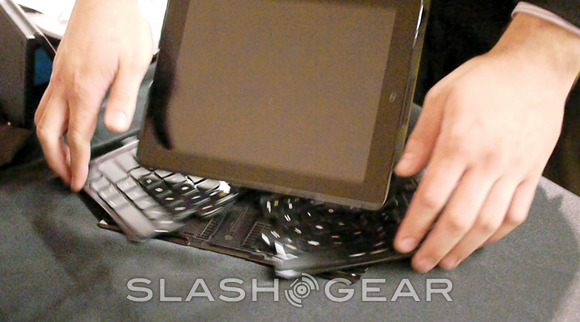 Logitech Fold-Up Keyboard For iPad Hands-On [Video] - SlashGear