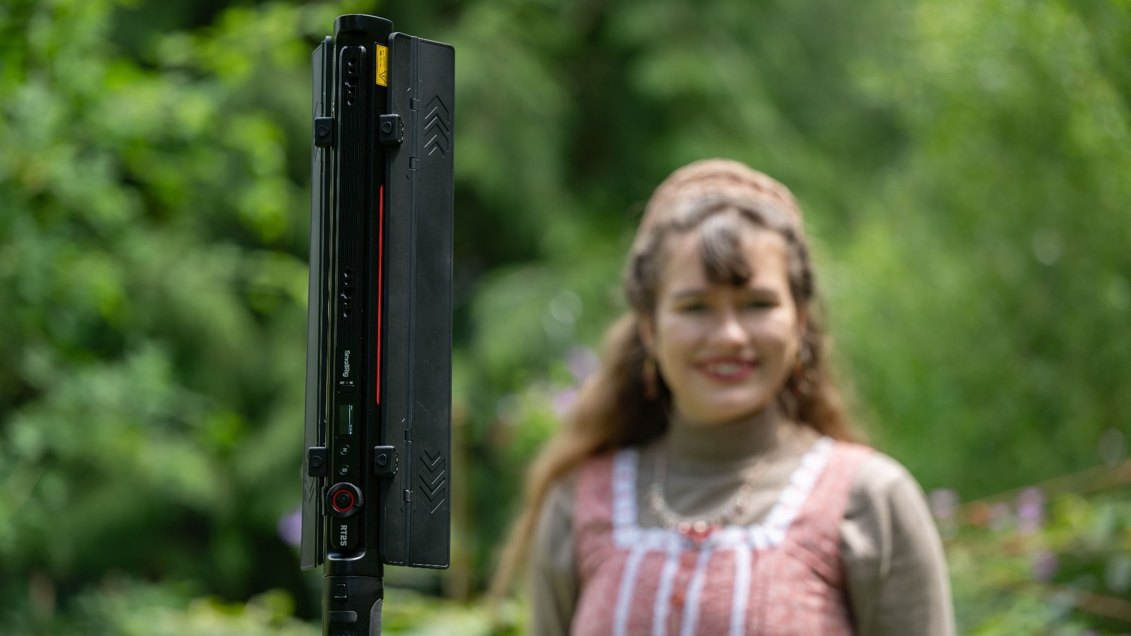 Smallrig RT25 Handheld Light Wand: Will This Accessory Elevate Your ...