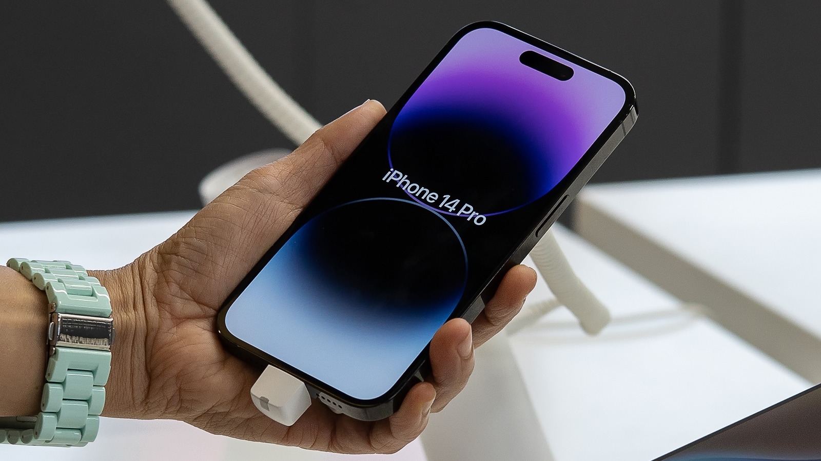 Technical Challenges Delay Apple's Subscription Service For iPhones