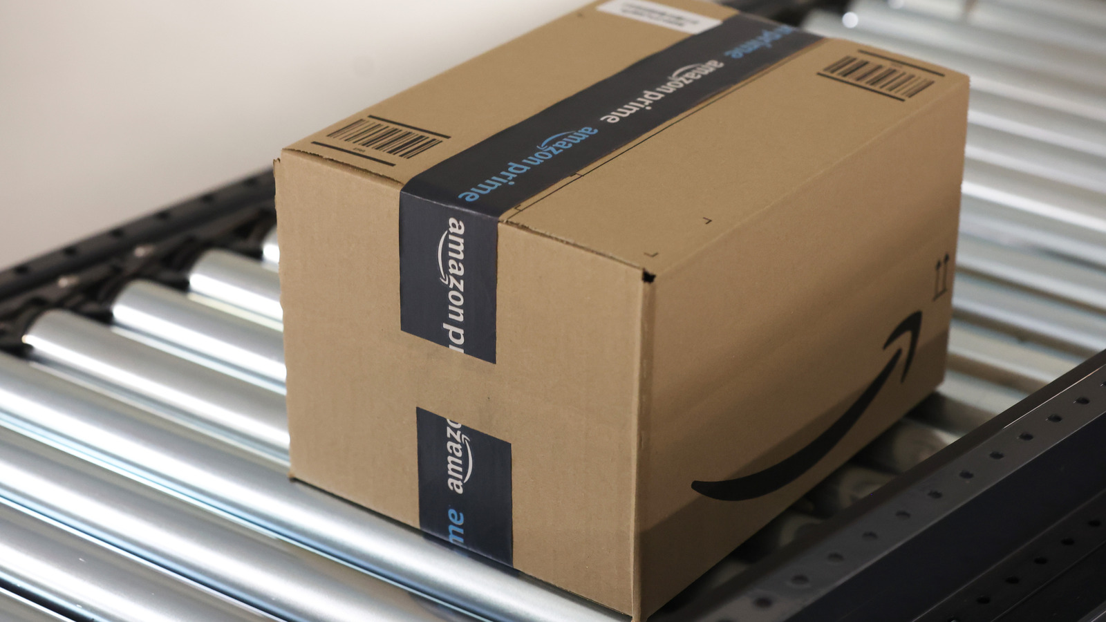 How Is Amazon Using AI In Its Fulfillment Centers?