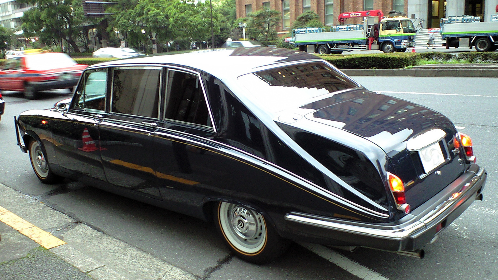 The Luxurious Jaguar Limousine Fit For British Royalty