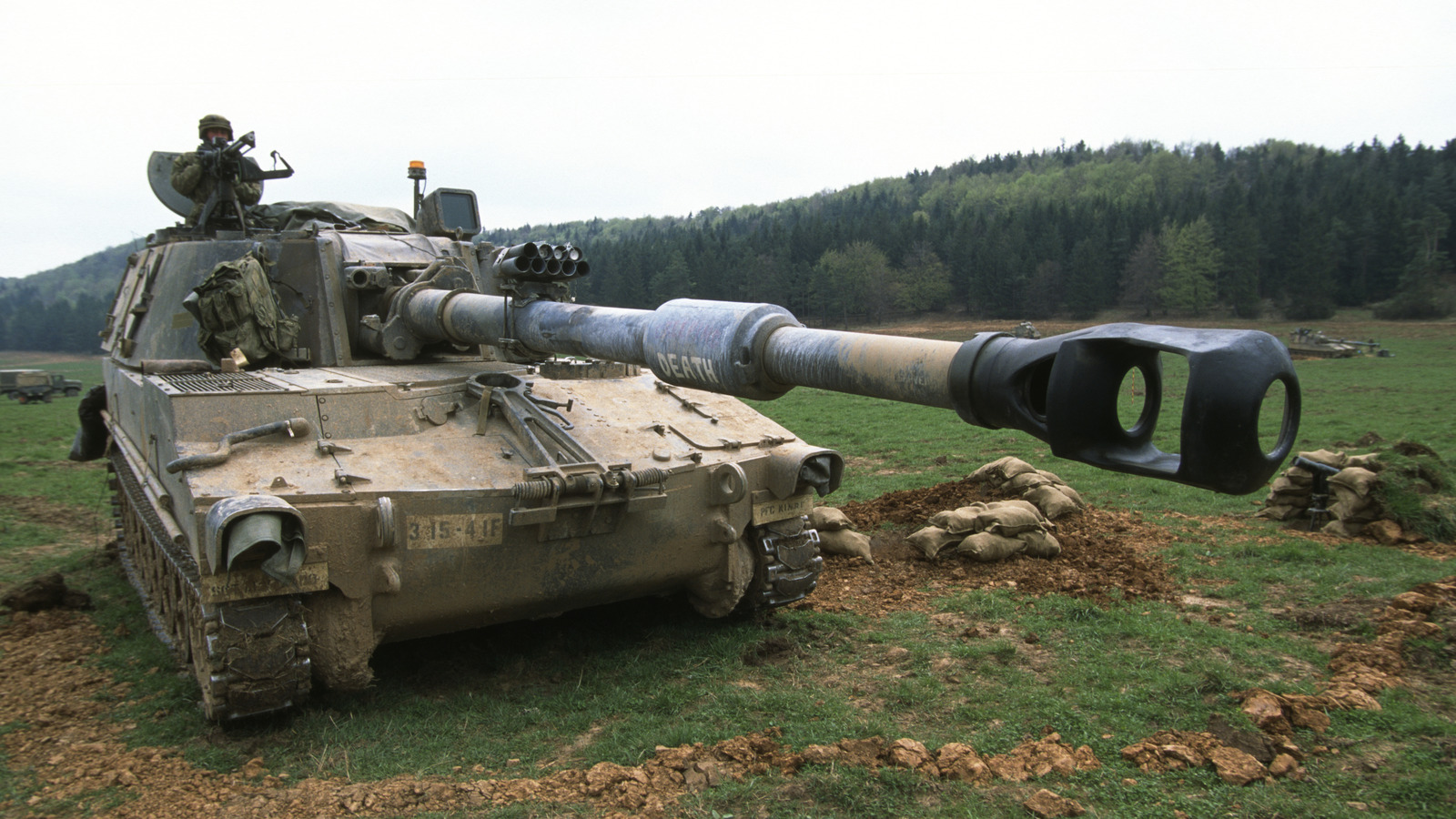 The Powerful Tank That Can Shoot Over 18 Miles: M109A6 Paladin Howitzer