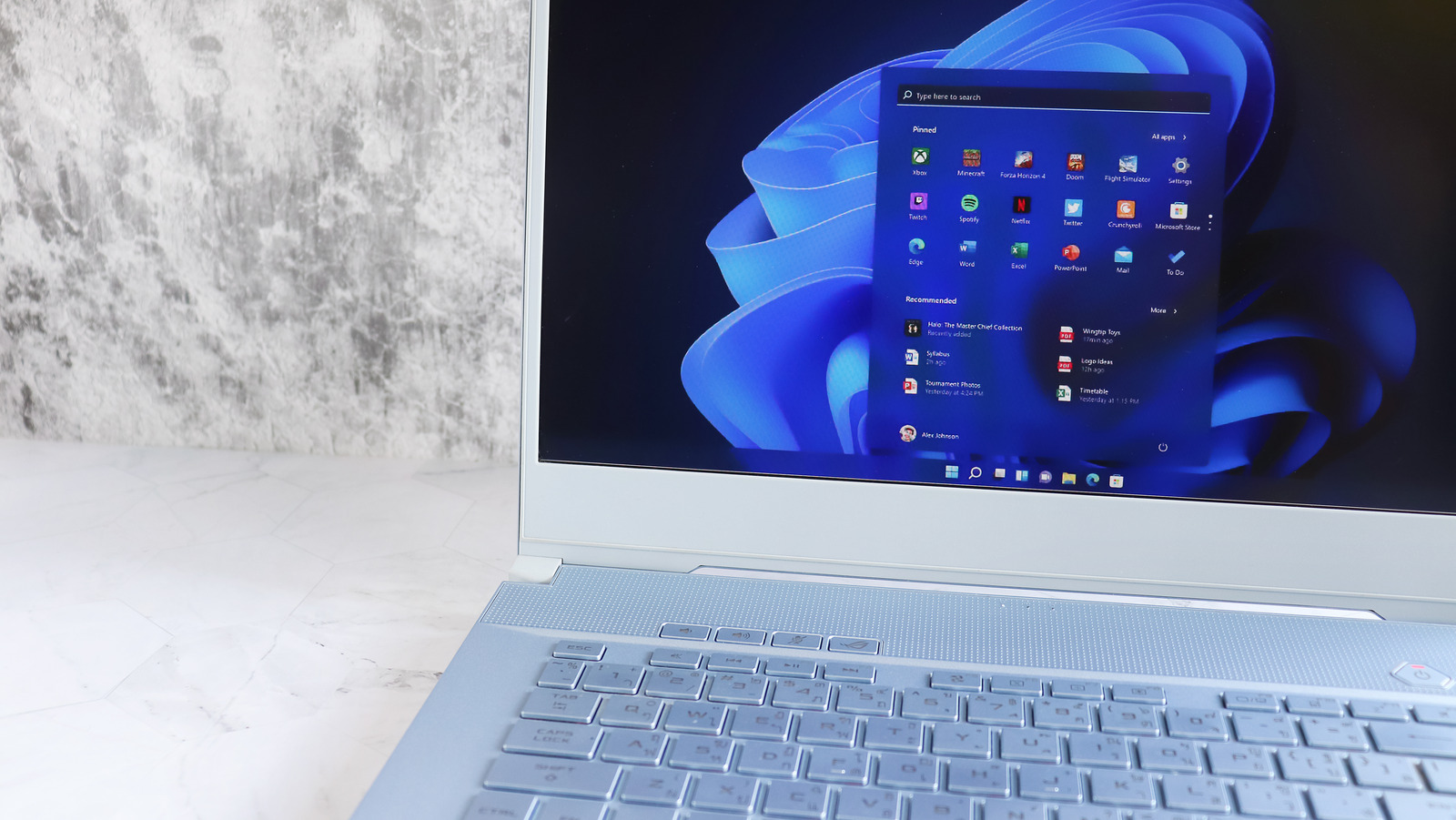 This Hidden Windows 11 Trick Will Help You Clean Up A Busy Desktop