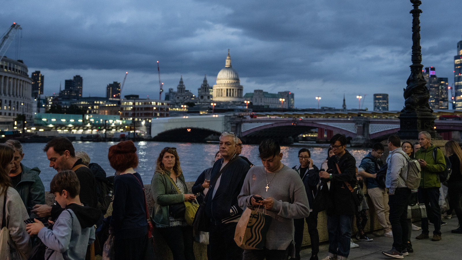 This YouTube Channel Is Tracking The Stunning Miles-Long Queue To See ...