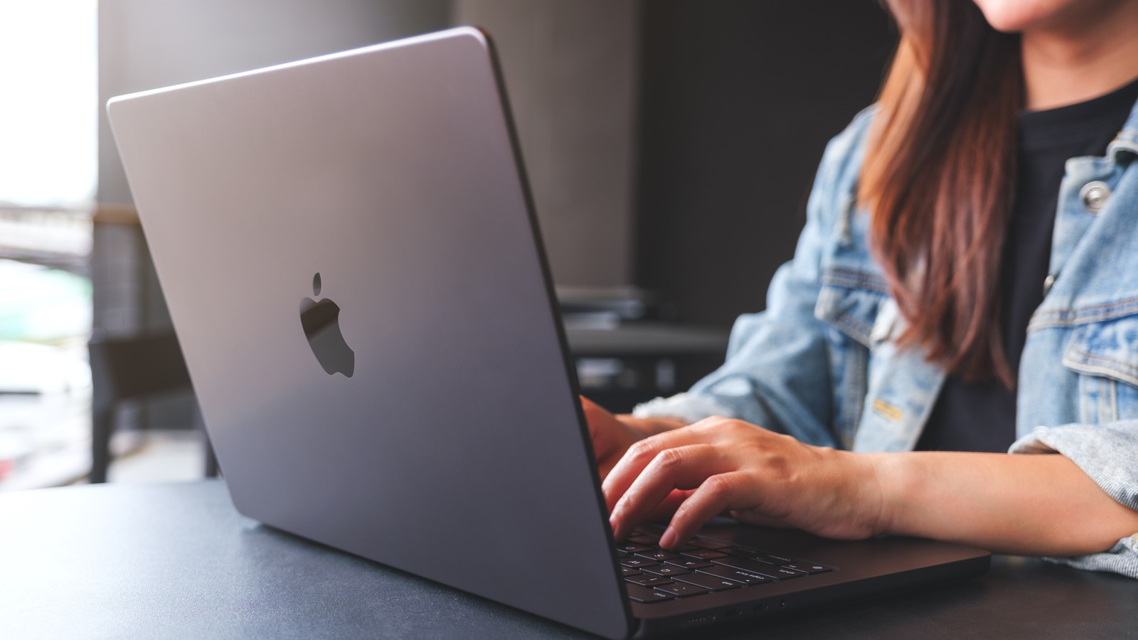 What Apple's Spinning Rainbow Wheel Means (And How To Get Rid Of It)