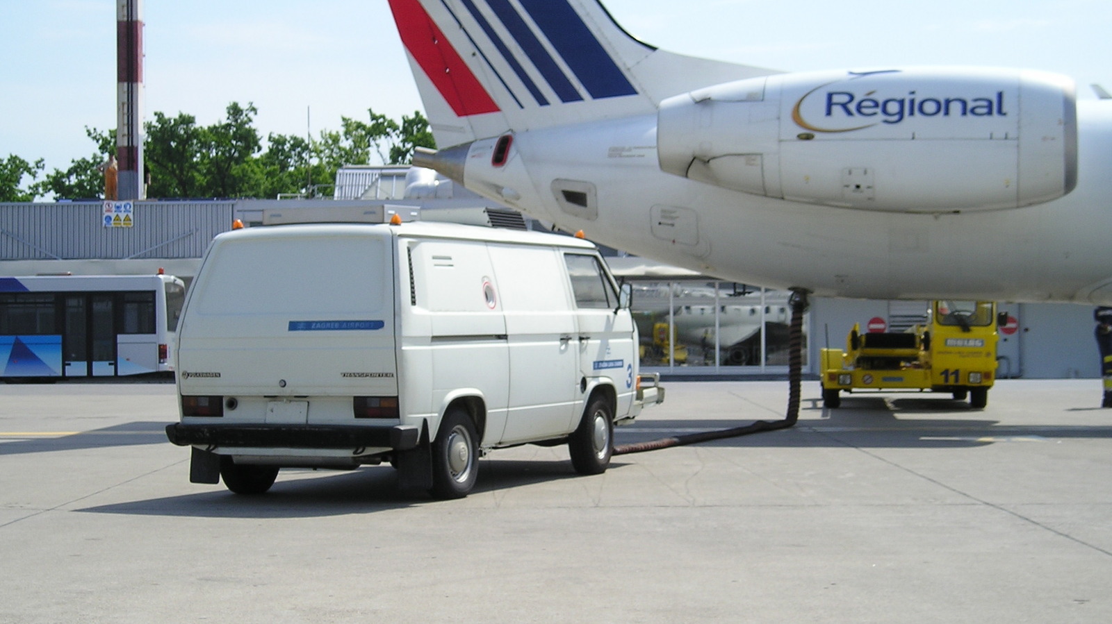 What Is An Air Start Unit & Why Do Fighter Jet Engines Need Them?