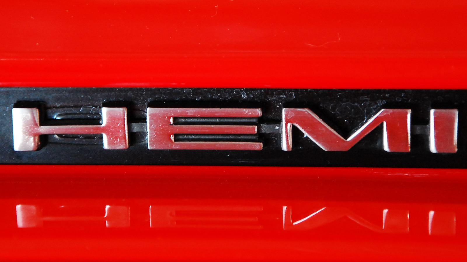 Which Cars Have Chrysler's 6.4L 392 HEMI Engine Under The Hood?