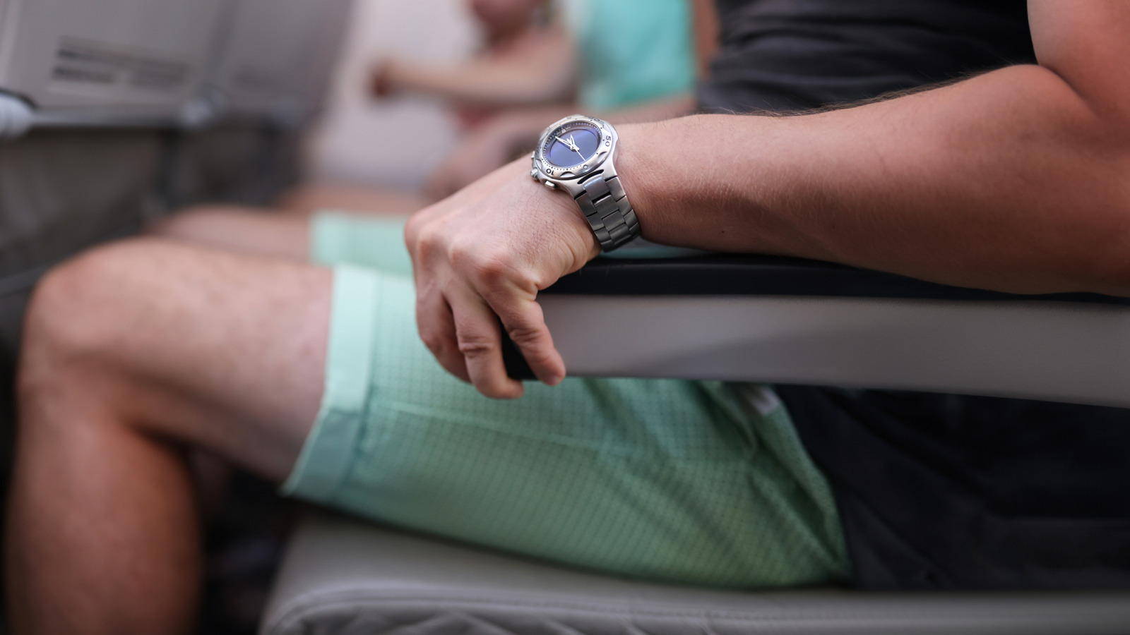 Plane Armrests Down: Takeoff and Landing Explained - News Directory 3