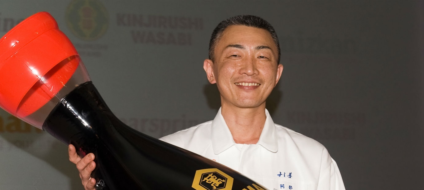 Voodoo Envy 133 Laptop Breaks Cover, Poses - SlashGear