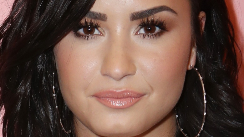 iASUS NT3 Throat Mic Is Aimed At Drivers Of Convertible Cars - SlashGear