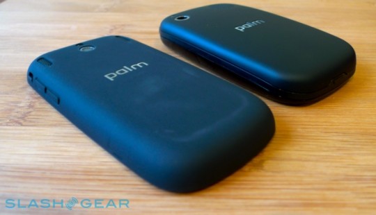 Palm Pixi powered by WebOS [Hands-on] - SlashGear