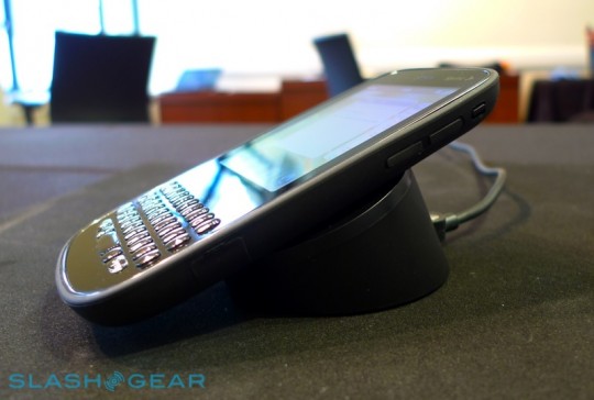 Palm Pixi powered by WebOS [Hands-on] - SlashGear