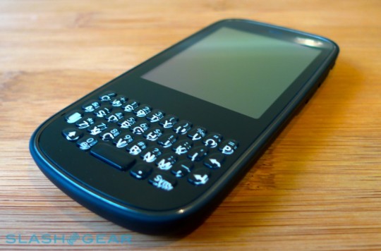Palm Pixi powered by WebOS [Hands-on] - SlashGear