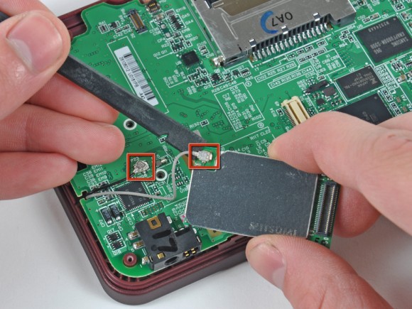 Nintendo DSi XL suffers teardown - SlashGear