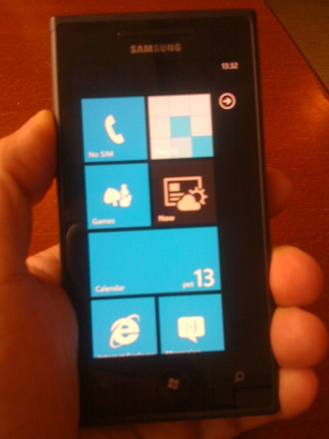 Samsung Windows Phone 7 prototype spotted in wild - SlashGear