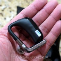 Motorola Oasis Bluetooth headset hands-on and first impressions - SlashGear