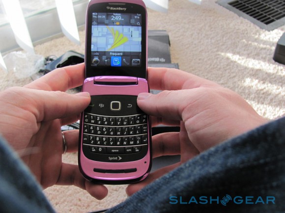 Sprint BlackBerry Style 9670 Unboxing and Hands-on - SlashGear
