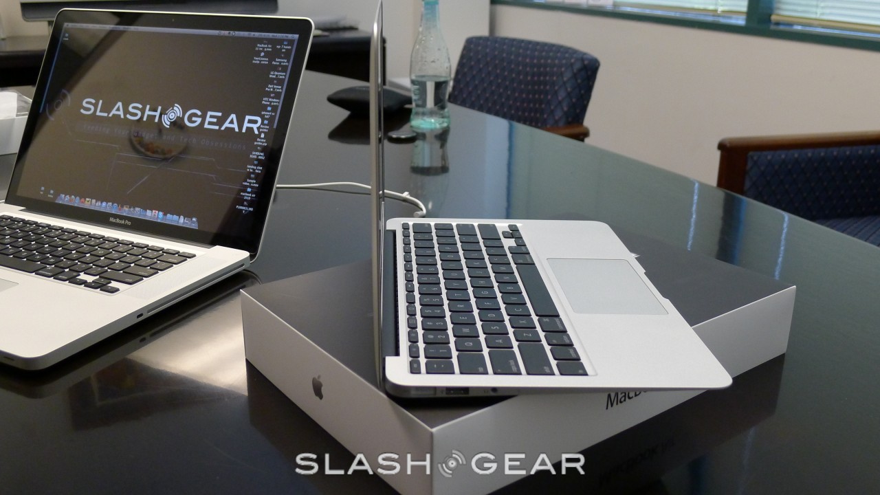 11.6″ MacBook Air 2010 unboxing - SlashGear