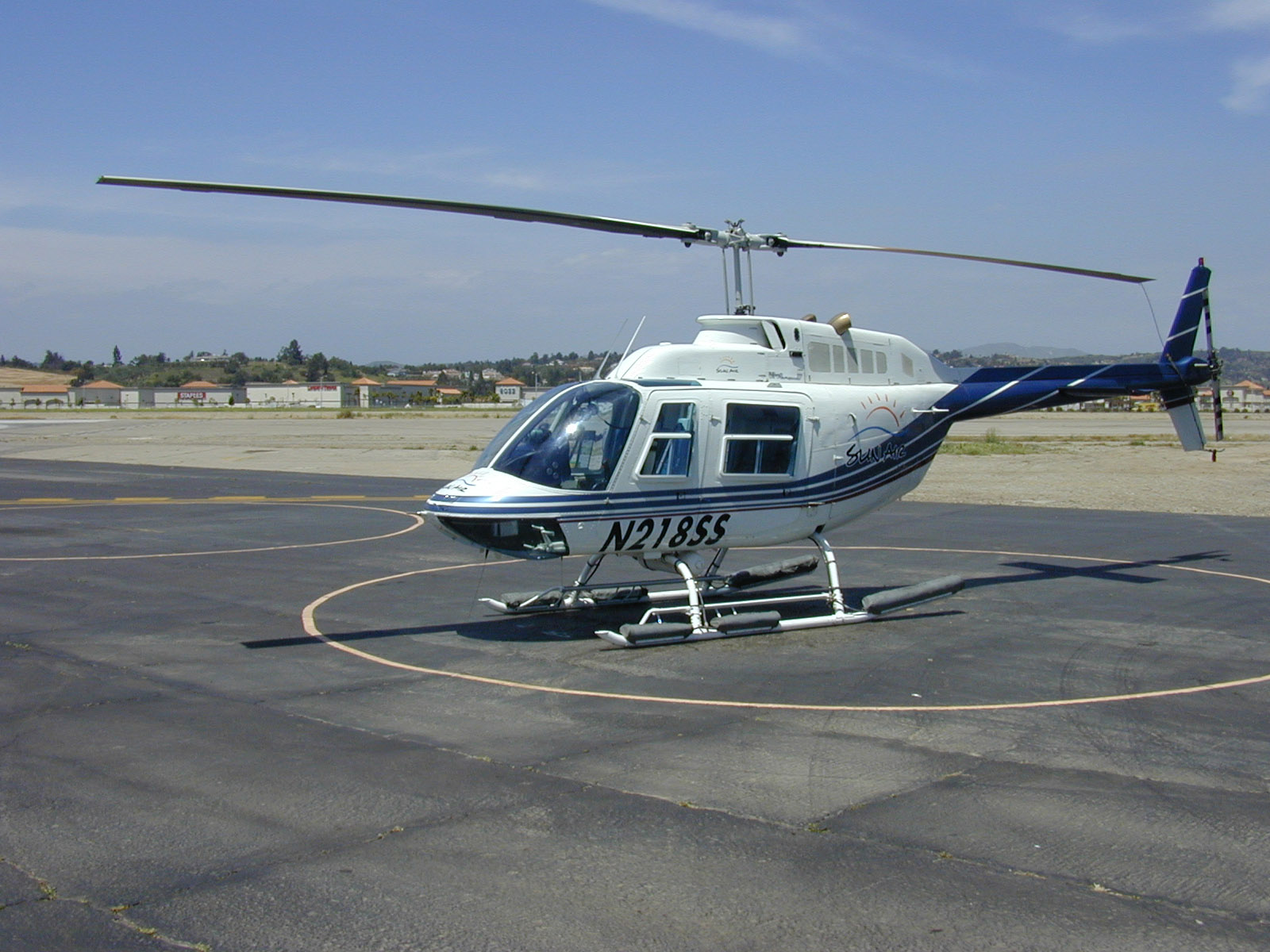 Bell 206 helicopter hits NYC East River - SlashGear