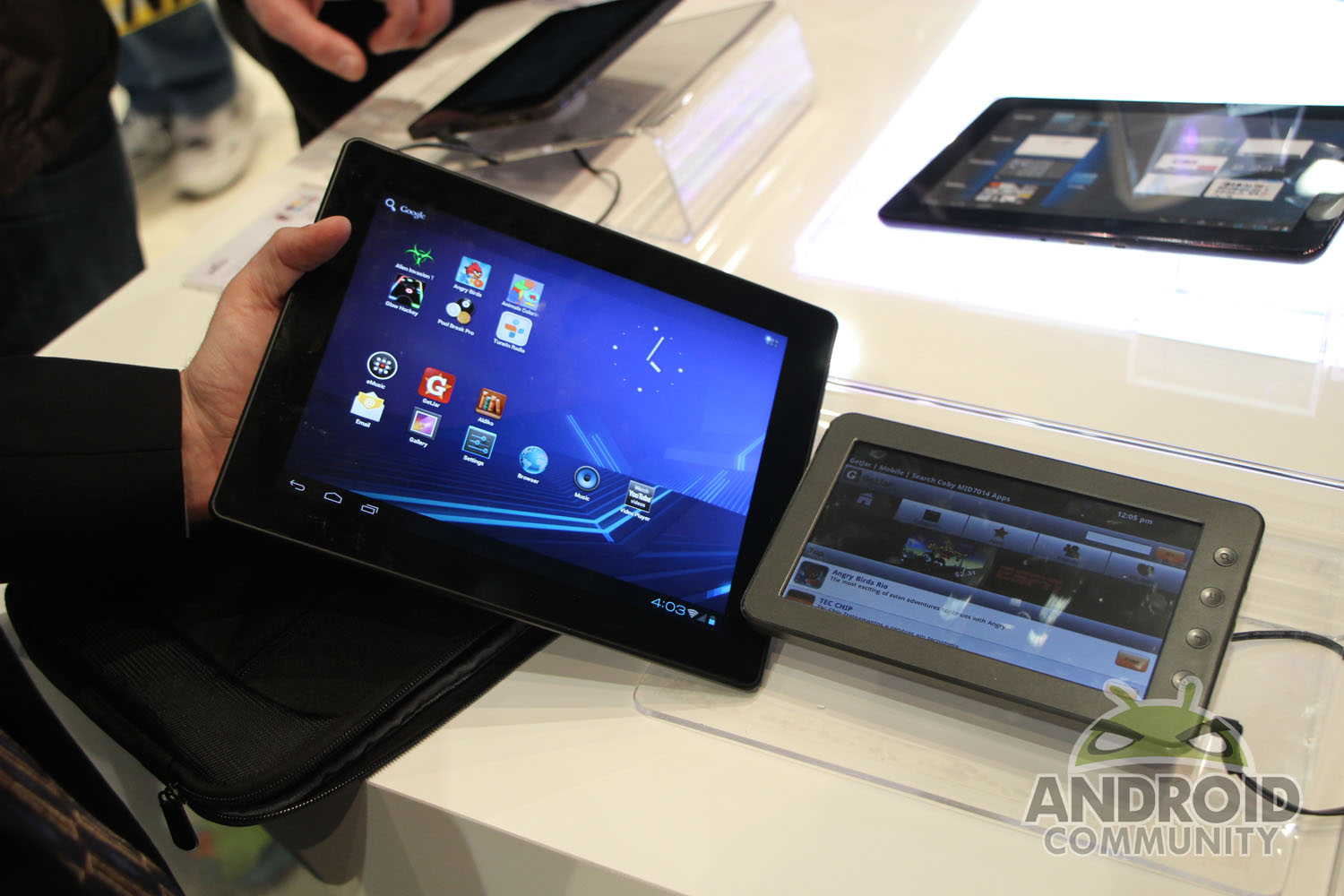 Coby Kyros MID9742-8 sub-$200 ICS tablet gets hands-on play - SlashGear