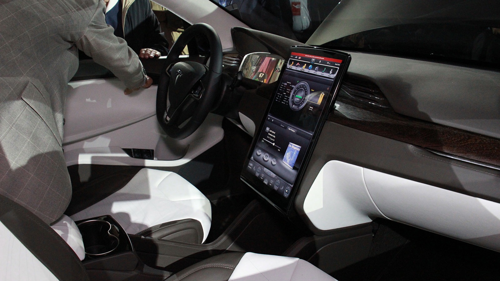 Tesla Model X: Forget "falcon-wings", the touchscreen dash is geek cred ...