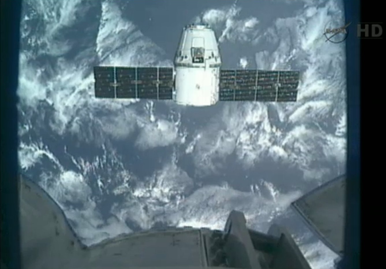 SpaceX Dragon parks 30m off Space Station as docking nears - SlashGear