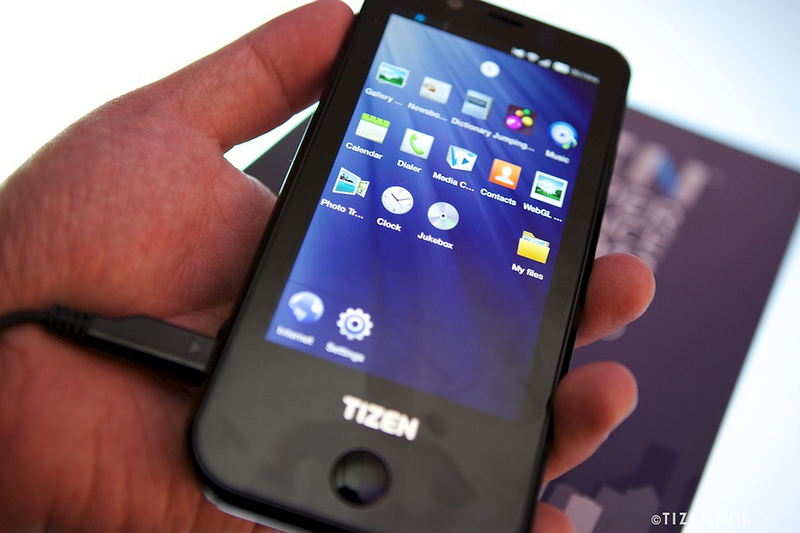 Samsung Tizen dev device caught on camera - SlashGear