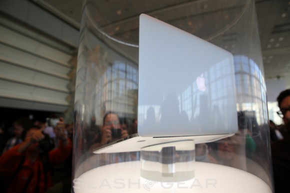 Next-Gen MacBook Pro with Retina eyes-on [Video] - SlashGear