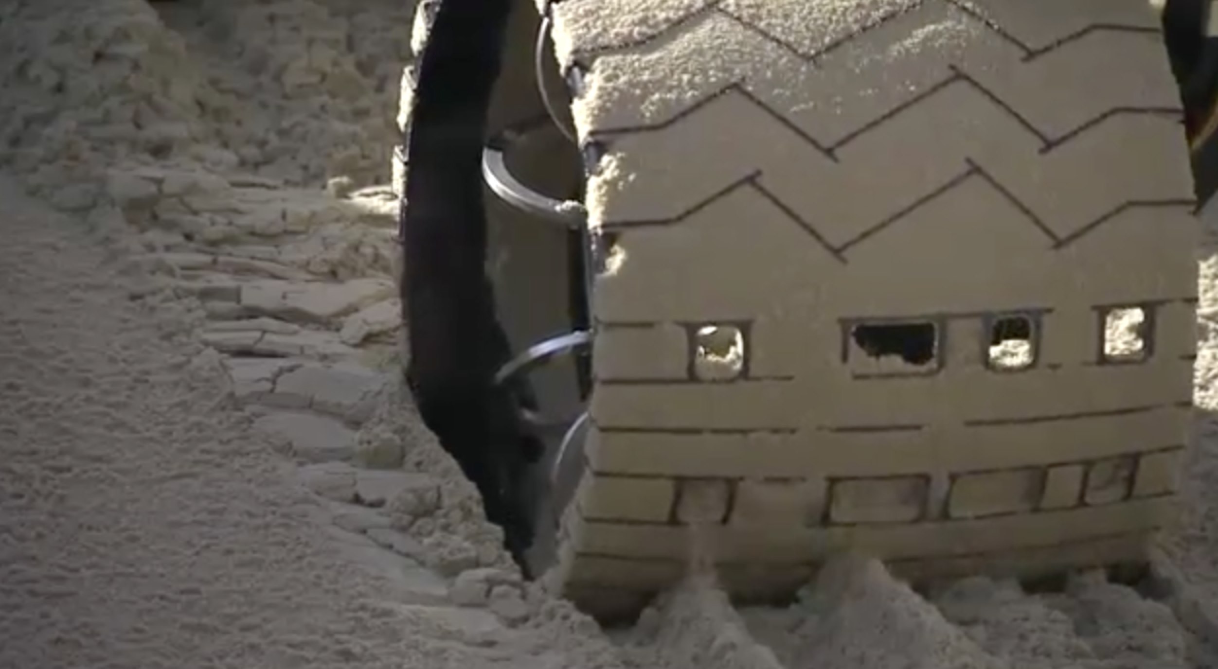 Curiosity rover tags Mars with Morse tire tracks - SlashGear