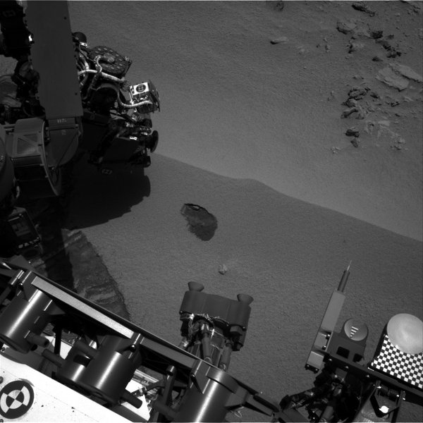 NASA Curiosity rover picks up first scoop of Martian soil - SlashGear