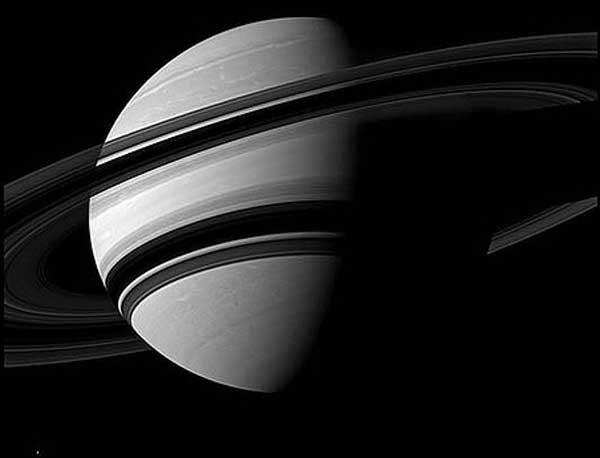 New NASA Cassini photograph shows Saturn's beautiful rings - SlashGear