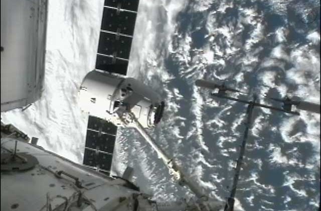 Spacex Dragon Fully Docked With Iss Slashgear