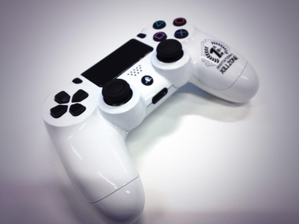White PS4 DualShock 4 controller appears: colors on the horizon - SlashGear