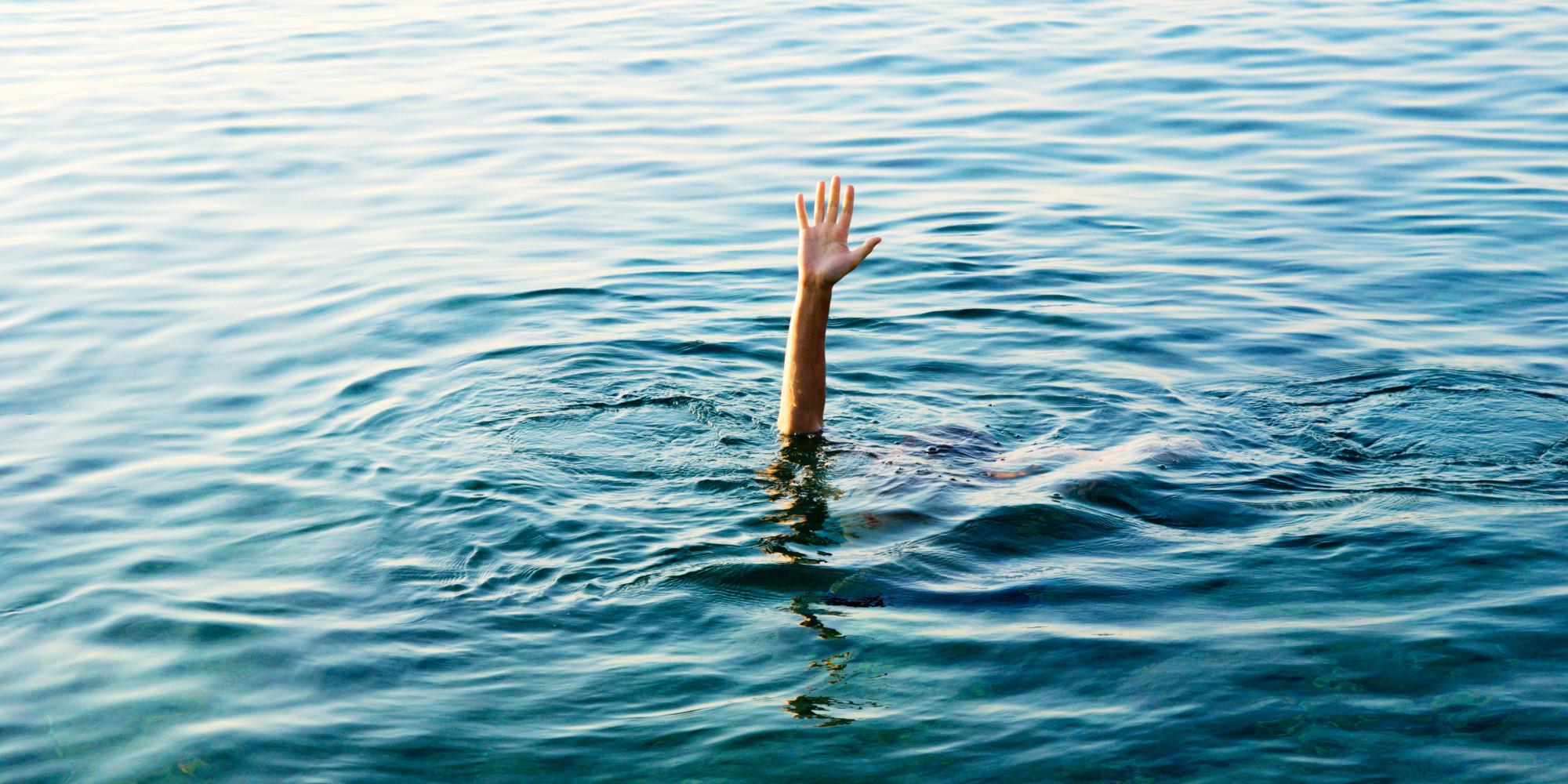 Man falls off dock and into water during selfie attempt - SlashGear