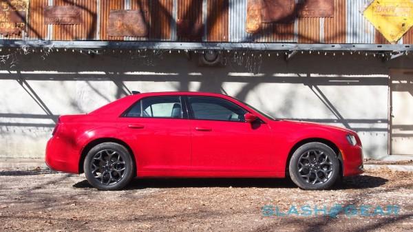 2015 Chrysler 300 first-drive – HEMI Hero - SlashGear