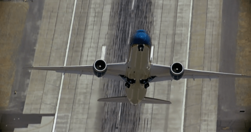 Boeing 787-9 tempts fate with vertical takeoff for Air Show - SlashGear
