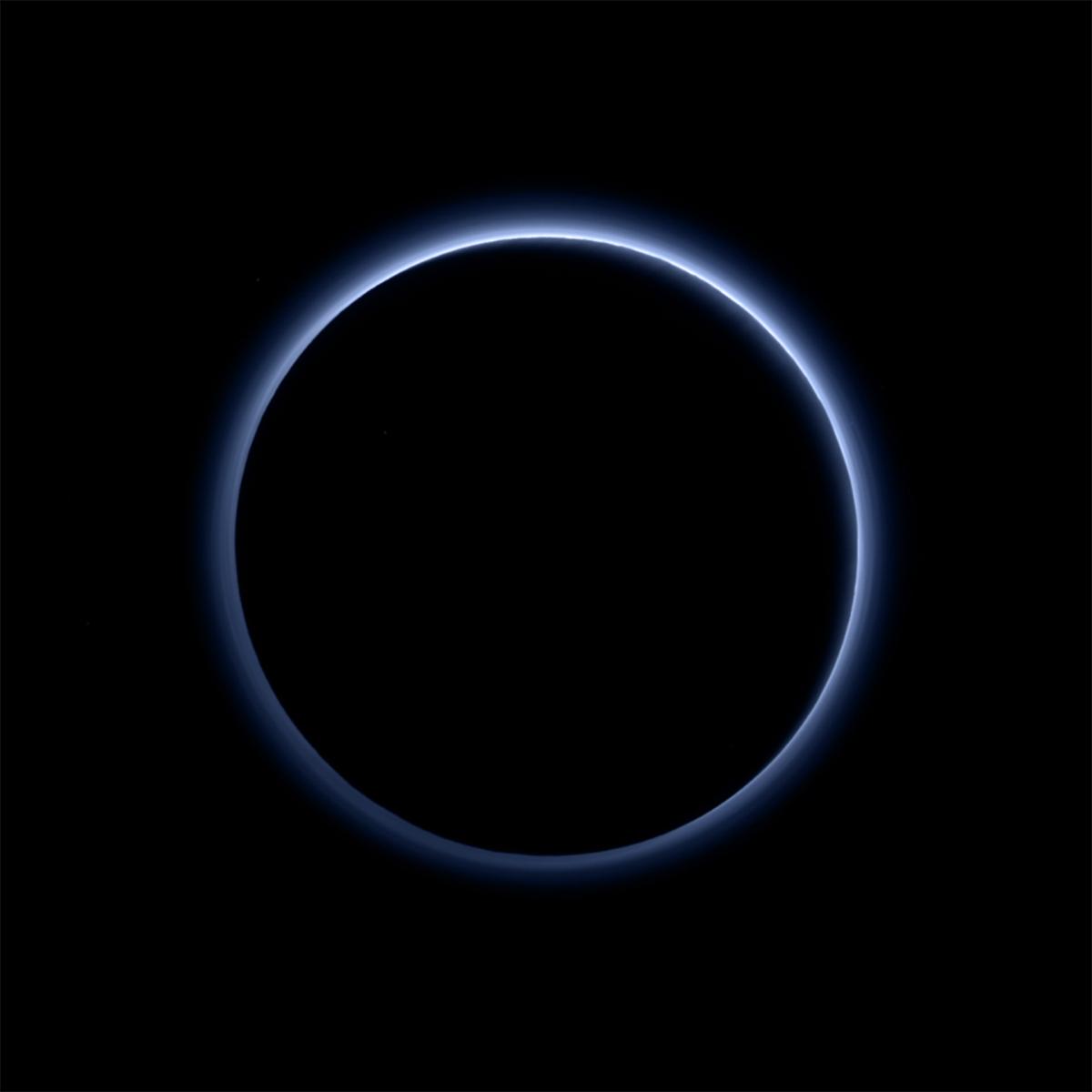 Pluto's sky and ice revealed: blue and red - SlashGear